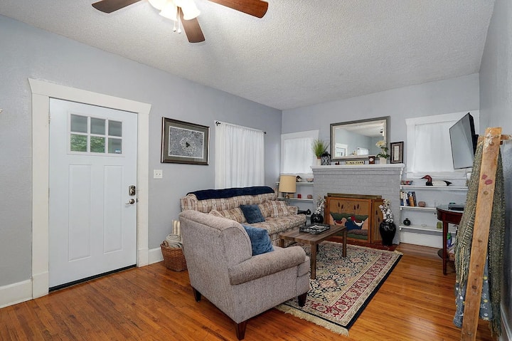 Spacious Bungalow Close To Downtown - Springfield, MO