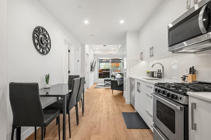 Modern & Bright W/ Shops By Dt! Free Parking & Gym - Calgary