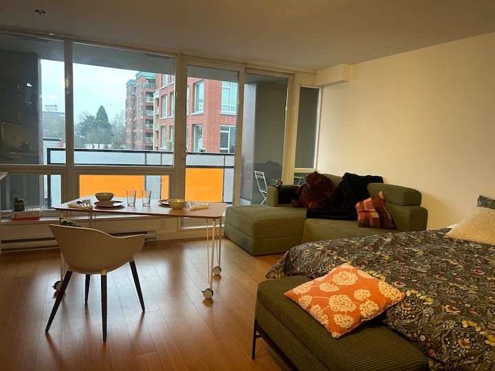 Cozy Suite In Chinatown With Balcony - Vancouver