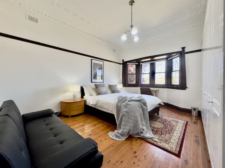 Elegant Home | 4 Bedrooms | Walk Rail - Parramatta