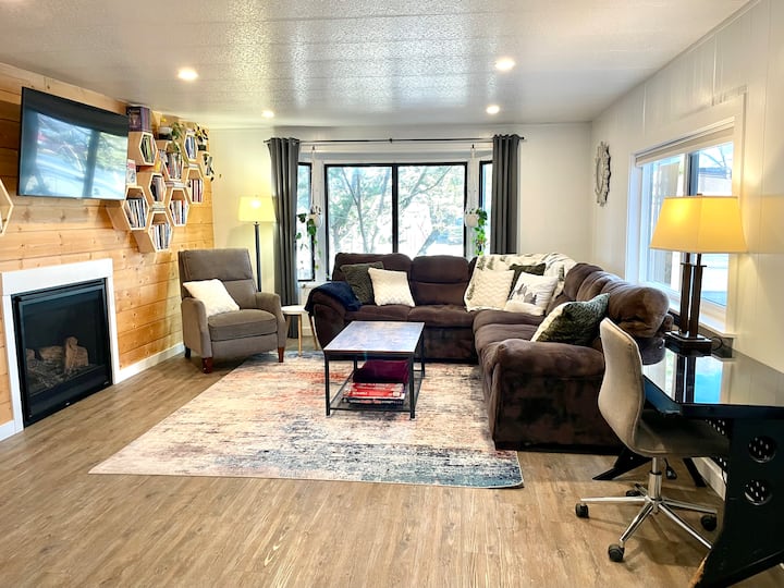 Family-friendly 4br Hot Tub Home • Near Saskatoon - Canada