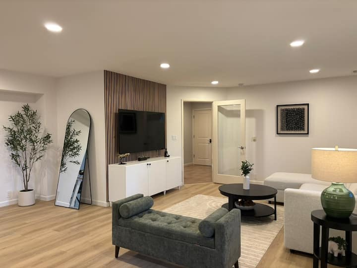 Kenmore Cozy Modern Private Guest Suite | Hot Tub - Kenmore, WA