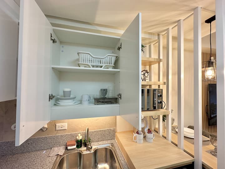 Golden Hour Suite | Queen Bed | Near Ubelt - Manila