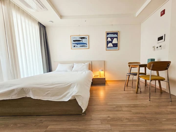 21.[호텔+펜션] [연박할인] 감성숙소 전면바다 파노라마 오션뷰 등대해변 써밋베이 - Sokcho-si