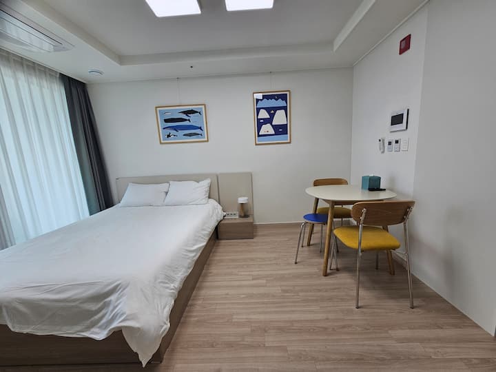 21.[호텔+펜션] [연박할인] 감성숙소 전면바다 파노라마 오션뷰 등대해변 써밋베이 - Sokcho-si