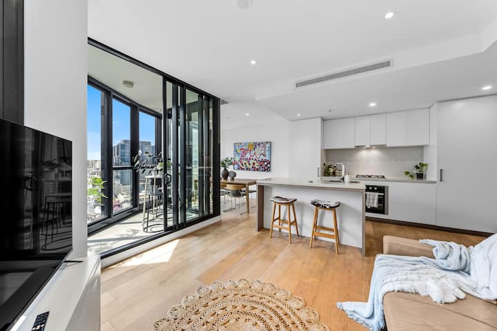 Bright & Stylish 2br Apt: Pool, Gym & Free Parking - Newstead