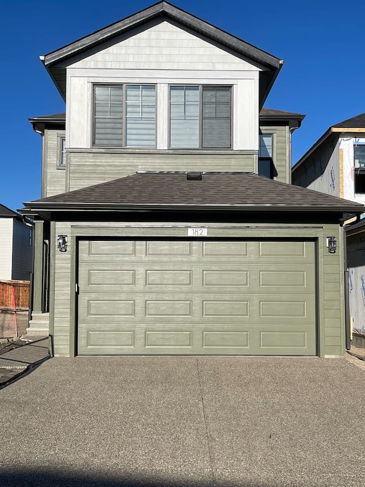Exquisite 4 Br| 3 Baths| 2000sqft Home - Calgary