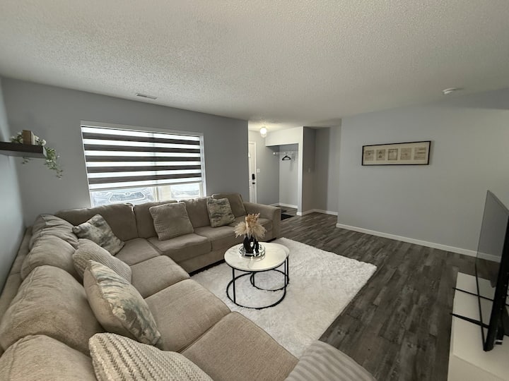 Freshly Renovated 3-bed Townhome By Leduc Common. - Leduc