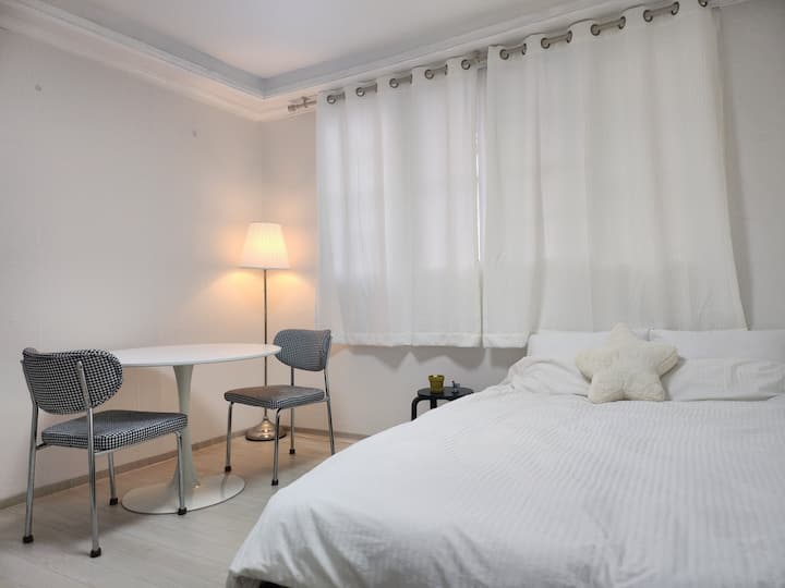 수원 스테이 111
#수원Kt위즈파크앞 #화성행궁#투룸#퀸침대2#근처편의시설#아늑1층 - Suwon-si