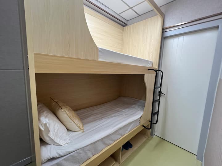 尖沙咀地铁口｜上下床双人间｜独立卫浴｜交通便利 - South Island