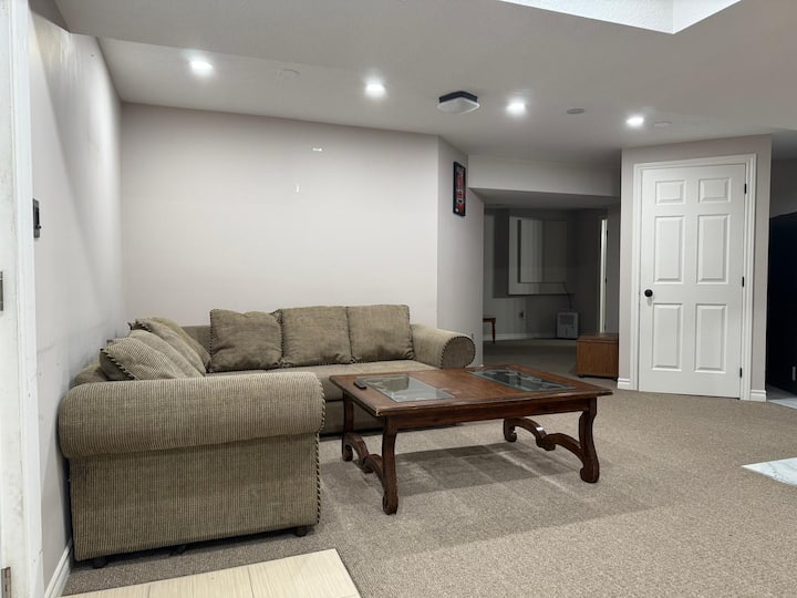 Byron Hideout - 1 King Br/1 Wr - London, ON, Canada