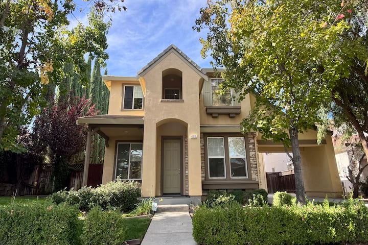 Modern 4-bedroom Retreat • Business & Family Ready - Tracy, CA