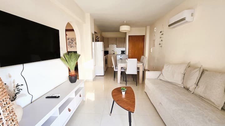 Sunny 2br Getaway Steps From The Beach + Wi-fi - Larnaca