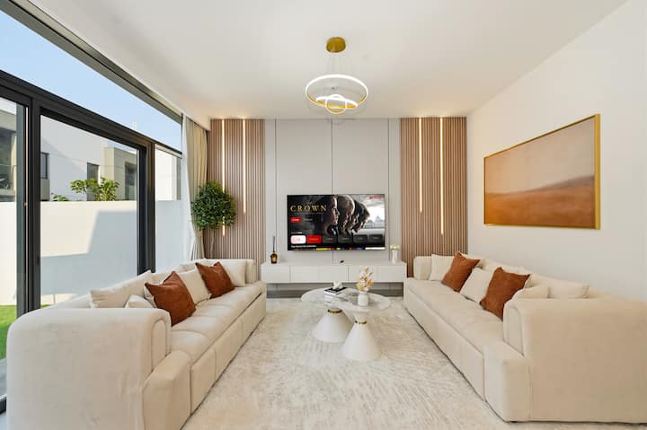 Stylish 4br Villa | Warm Tones & Modern Comfort - United Arab Emirates
