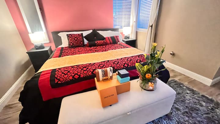 Lux Master Suite W/ Bath, Walk-in Closet, Hot Tub - Elk Grove, CA