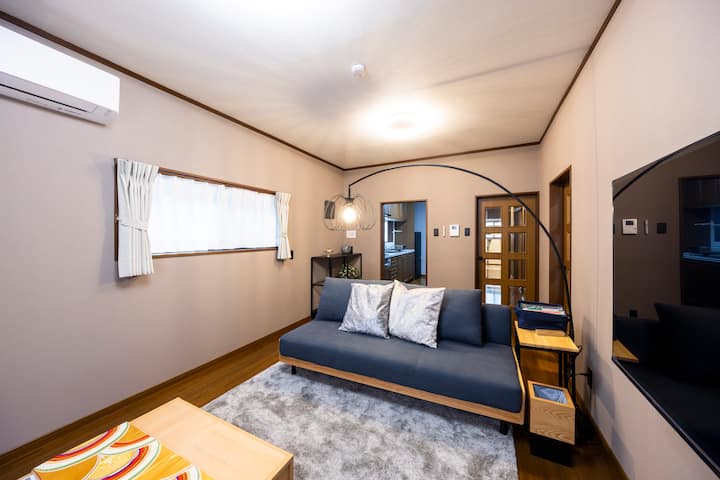 1-min To Station, Sleeps 8,parking Available - Fukuoka