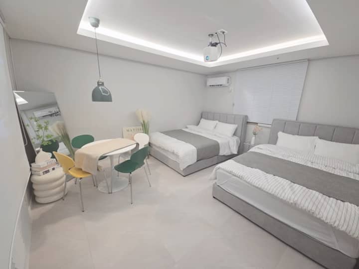 581트윈베드 # 단독 테라스 # 전포사잇길   감성숙소 # 빔프로젝터 영화관 # - Pusan