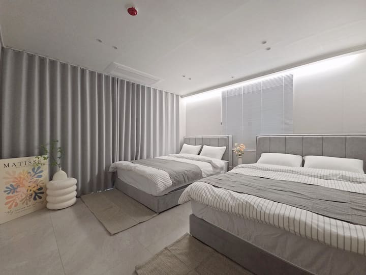 72 서면, 전포사잇길   감성스테이 # 빔프로젝터 영화관 # - Busan Station