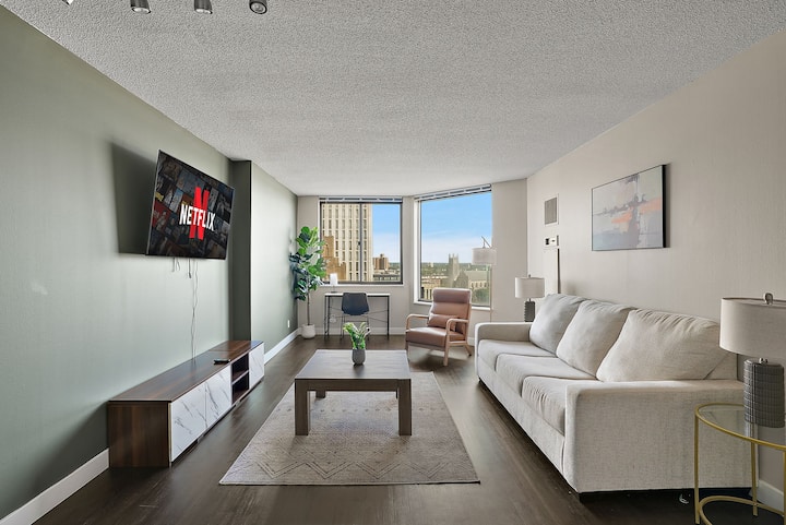 11th Fl | Downtown | Rooftop Pool | Gym | Parking - Minneapolis