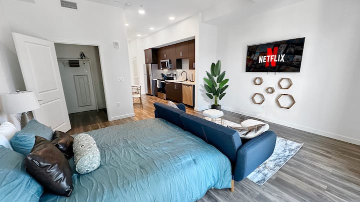 The Gorgeous Apartment - Los Angeles, CA