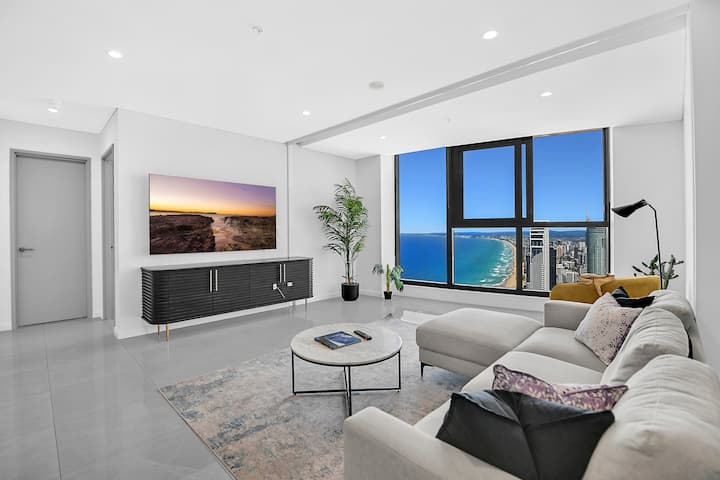 Ocean View Penthouse Apartment - Pet Friendly - Surfers Paradise