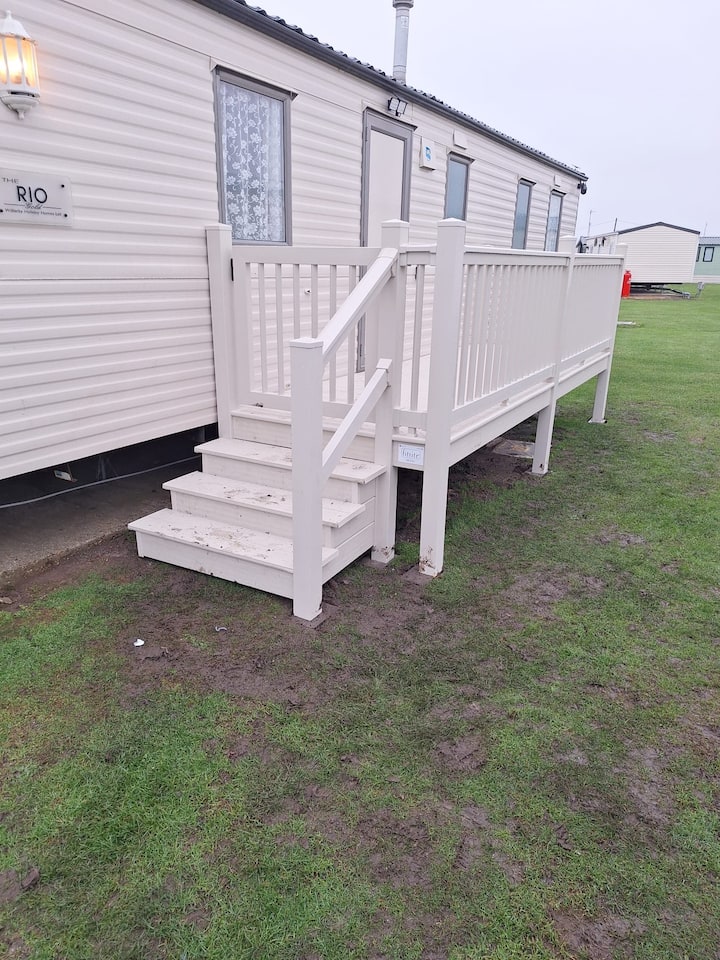 Beach Breeze Holiday Home – Sleeps 6 - Clacton-on-Sea
