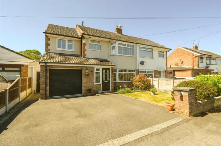 Stylish 3 Bed House With Garden And Fast Wi-fi - Wirral