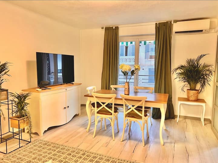 Bright 2-bedroom Apartment In The Heart Of Antibes - Antibes