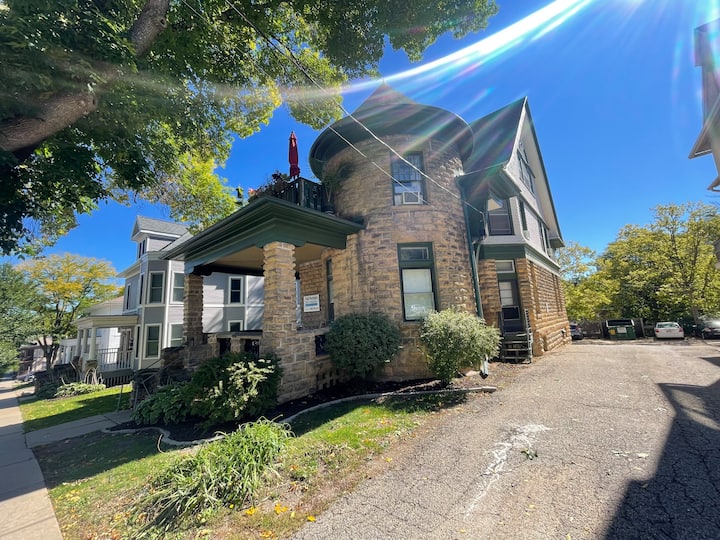 Studio Apartment Located In The Mansion Hill - Madison, WI