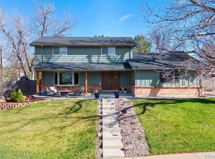 Stunning Family Home —Mountain & Golf Course Views - Littleton, CO