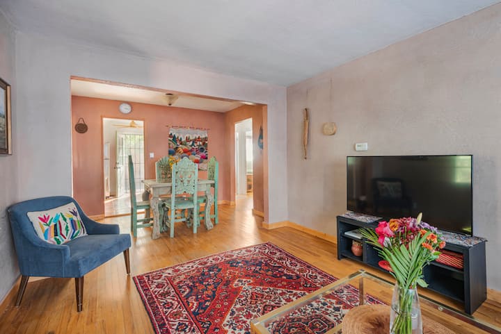 Stylish 2br Home W/ Peaceful Outdoor Haven - Albuquerque, NM