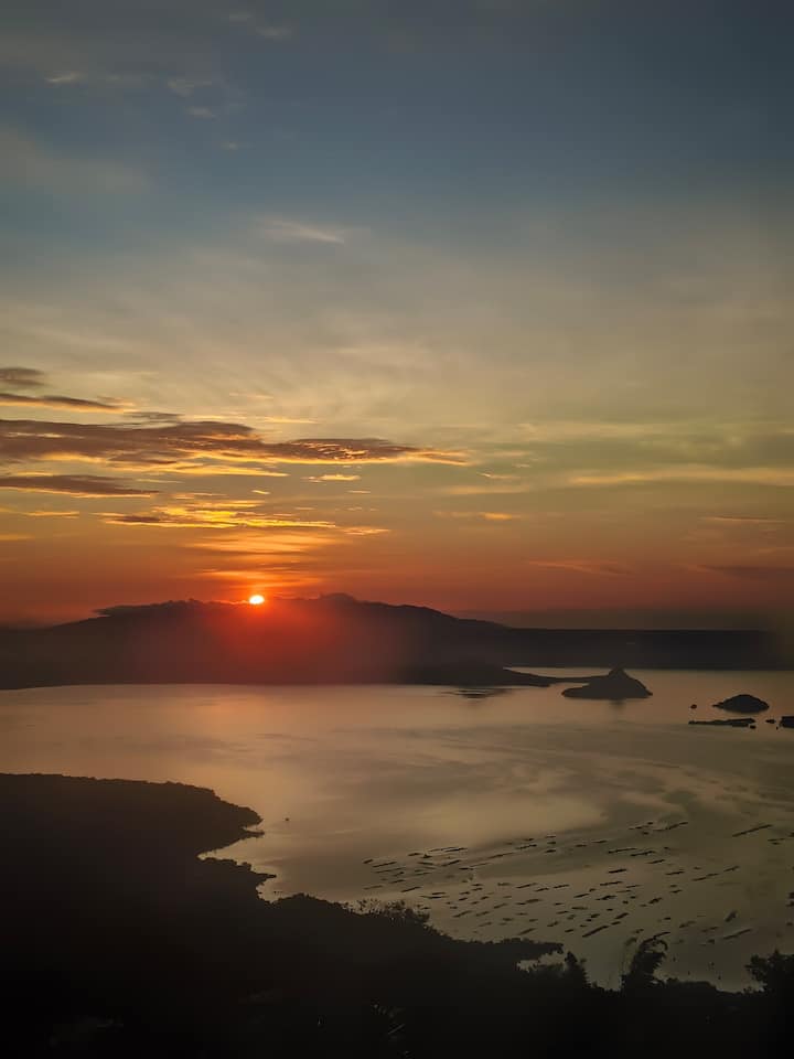 Enjoy The Amazing Taal And Lake View Of Tagaytay - Tagaytay