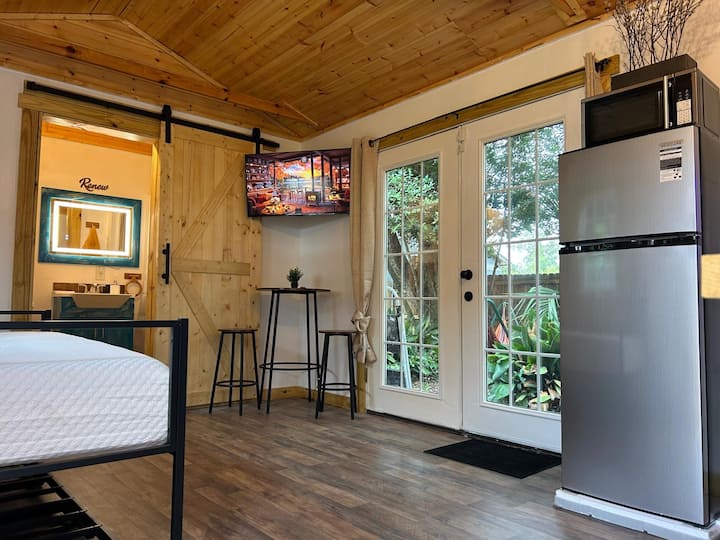 Comfortable Shed In Town - Florida Caverns State Park, Marianna