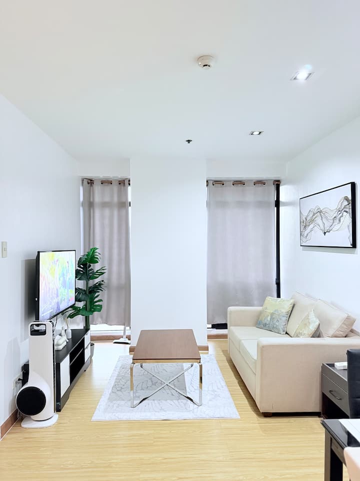 High-rise 1br W/ Wifi, Pool & Gym In Poblacion - Makati