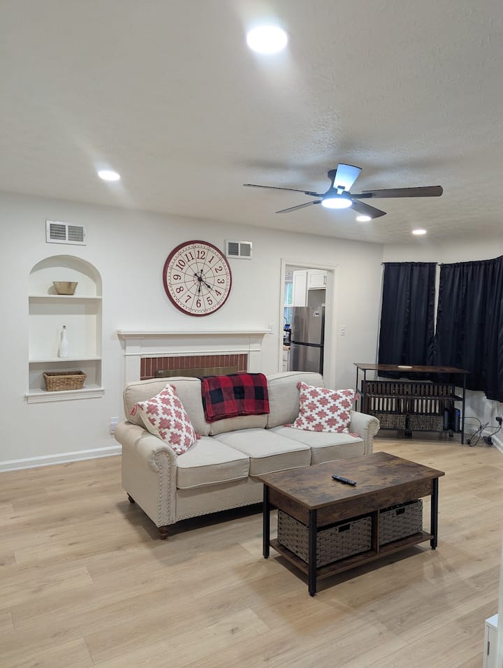 $0 Cleaning Fee!+75" Tv+free Ppv+blackout Shades! - Akron, OH