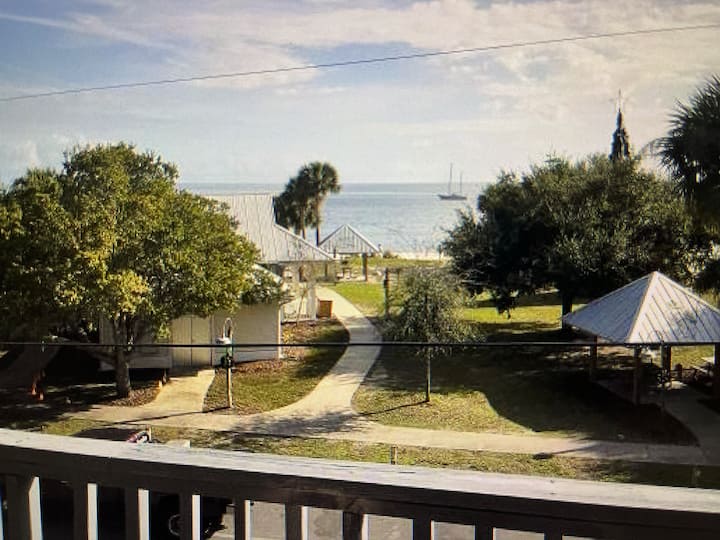 Lazy Shell Condo 325 - Cedar Key, FL