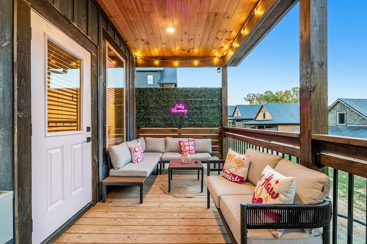 New Pink Cabin, 8 Min Dollywood, Hottub, Sleeps 8 - Pigeon Forge, TN