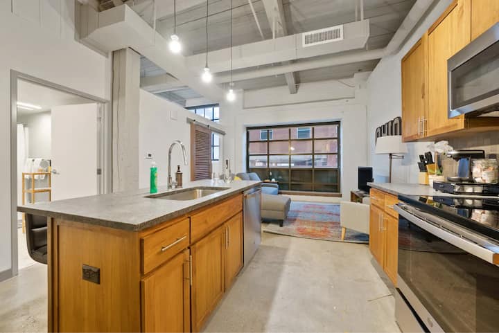 Modern 1br Loft | Steps From Nightlife & Dining - Cleveland, OH