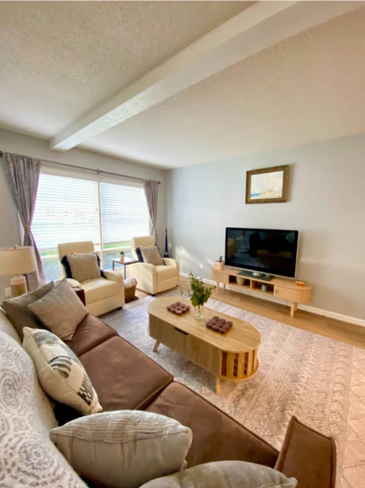 A Luxurious Coastal Retreat W/ Yard & Fireplace - Traverse City