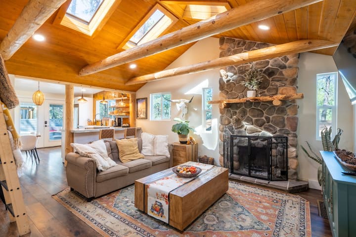 Downtown Pine Lodge With Hot Tub And Bunkhouse - Prescott, AZ