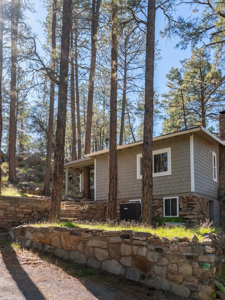 Downtown Pine Lodge With Hot Tub And Bunkhouse - Prescott, AZ