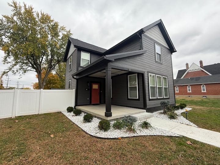 Broadway Court House • Quiet Pickleball Retreat - Greenwood, IN