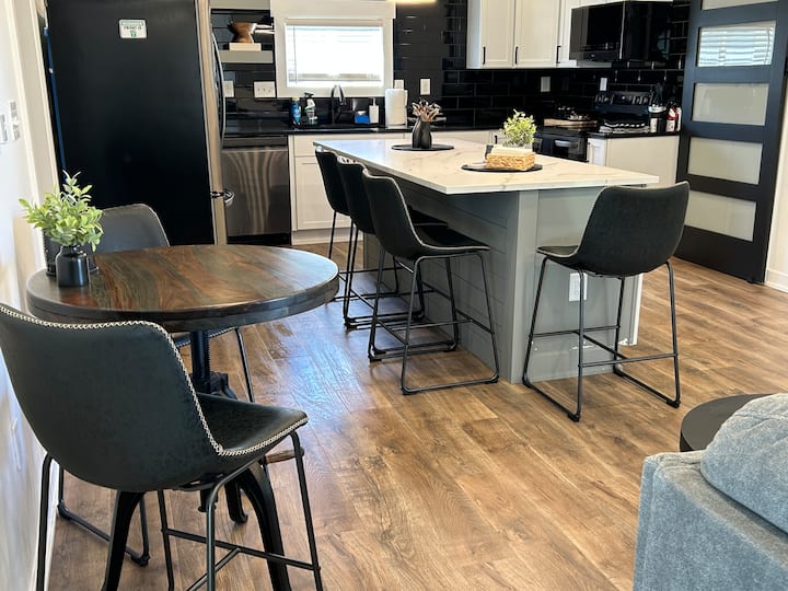 Broadway Court House • Quiet Pickleball Retreat - Greenwood, IN