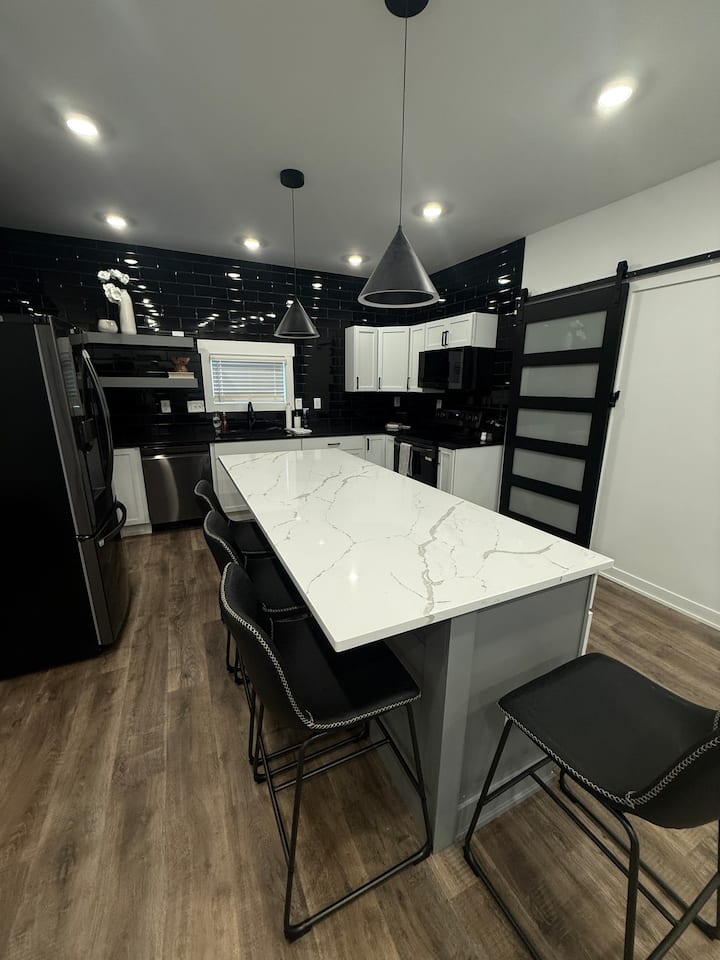 Broadway Court House • Quiet Pickleball Retreat - Greenwood, IN