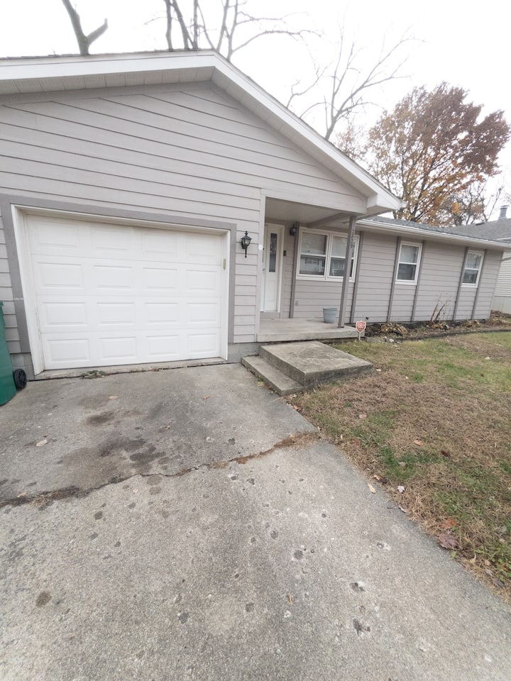 Cozy Getaway Near Lake Decatur - Mount Zion, IL