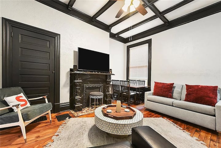 Historic Apt • 14ft Ceilings & Private Patio - Pittsburgh, PA