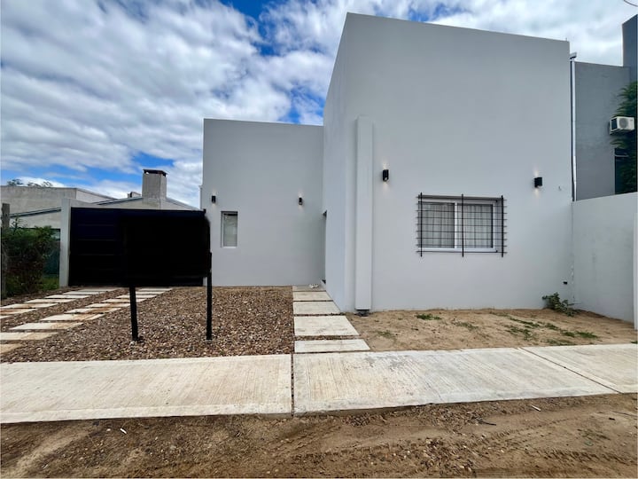 Casa Con Pileta, Parrilla, Amplio Patio Y Cochera - Concordia