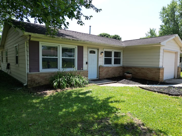 Quiet 3 Bedroom With Bonus Living Space - New Haven, IN