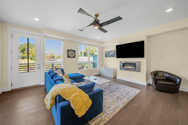 Modern 4-story Luxe Townhome With Rooftop Lounge - Charlotte, NC