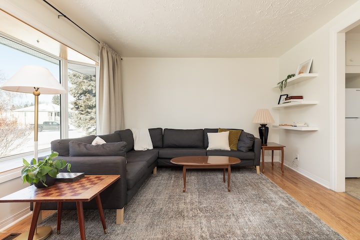 Family & Pet Friendly - Backyard - Play Space - Lethbridge